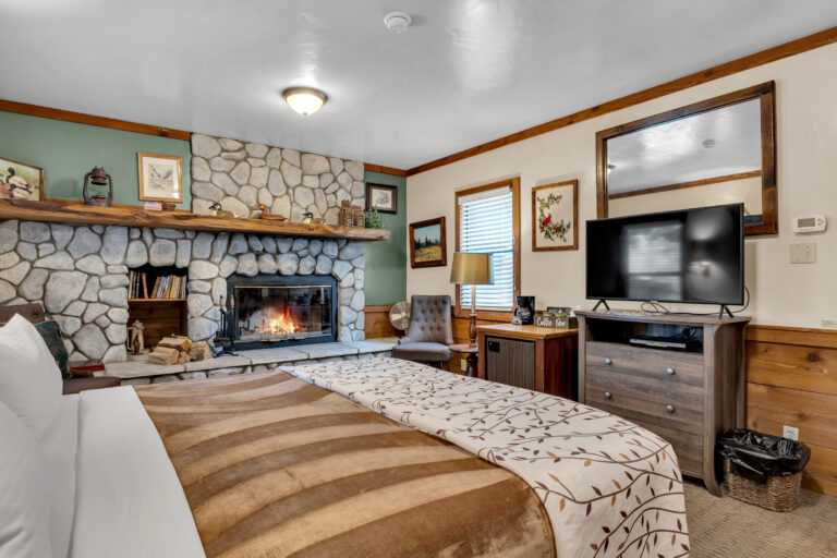 Fireplace Premium King Suites – Strawberry Creek Inn